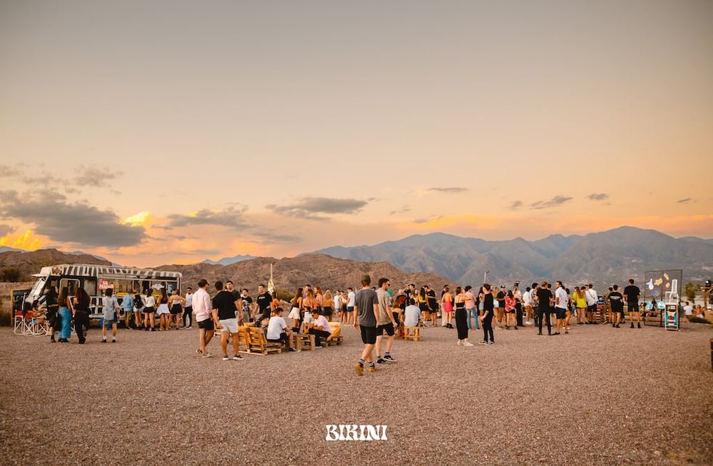 Llega a Potrerillos un sunset entre las montañas, de la mano de Nikki ...