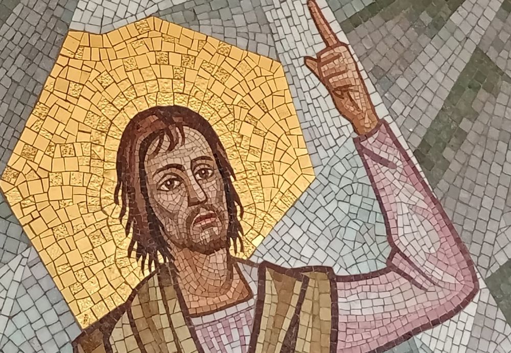 Evangelio de hoy, 19 de febrero Jesús le impuso las manos en los ojos y ...