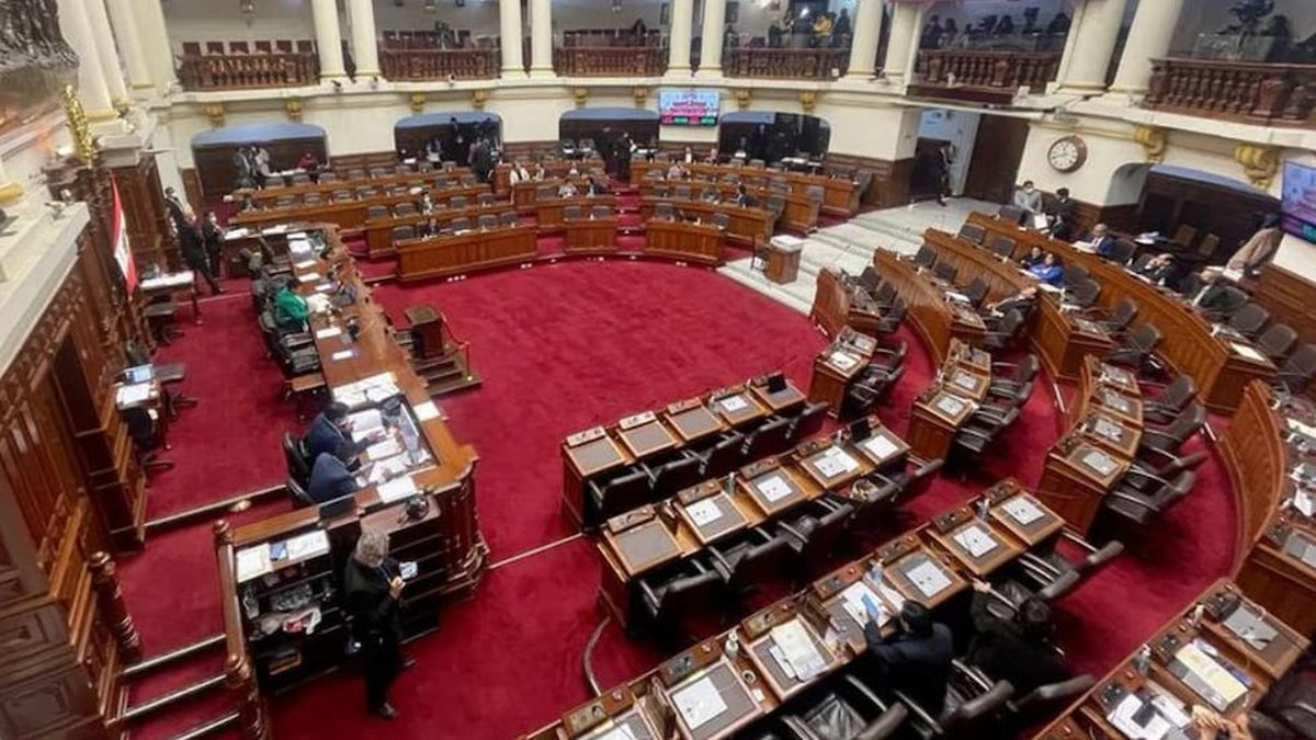 El Congreso de Perú aprobó adelantar las elecciones de presidente y congresistas a abril de 2024