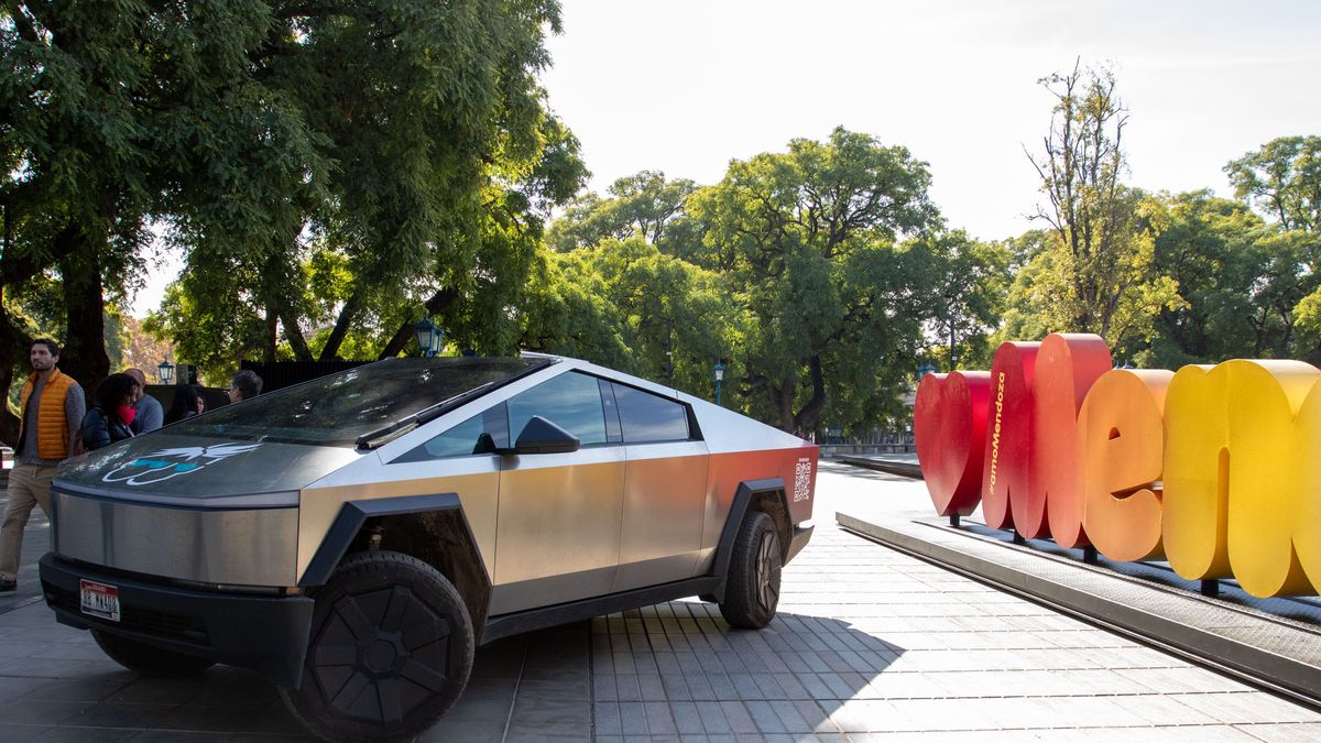 Buscan batir un récord Guinness y llegaron a Mendoza en una Cybertruck ...