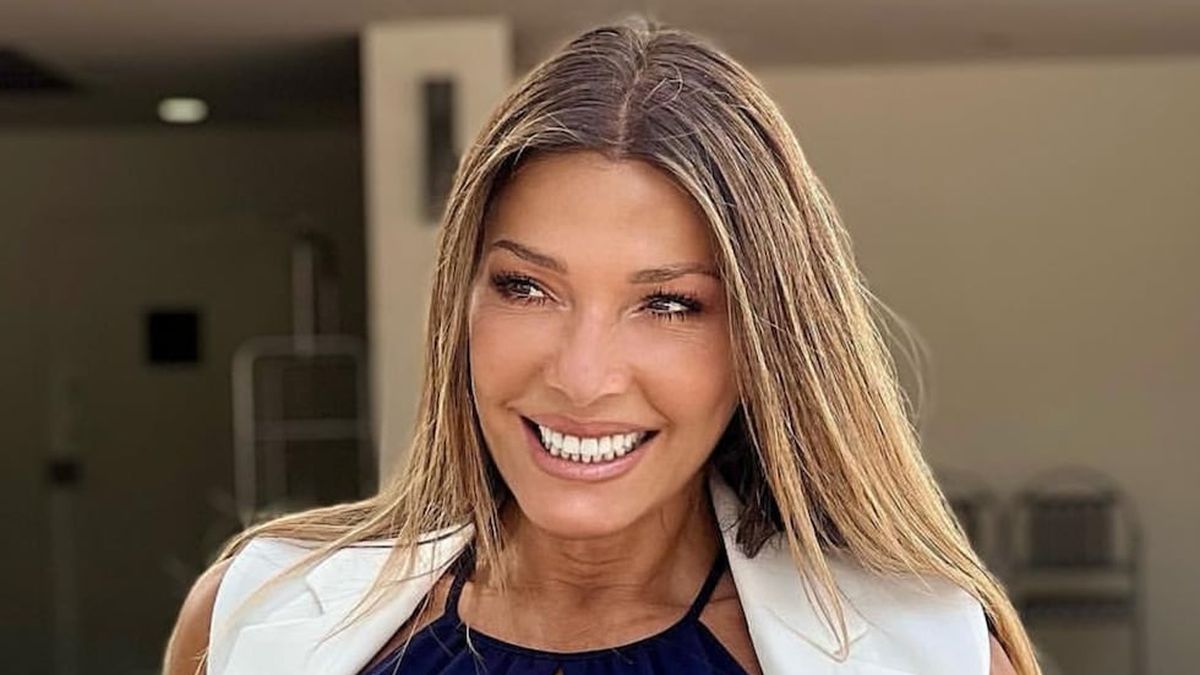 Con 57 años, Catherine Fulop eligió un vestido ajustado con el que ...