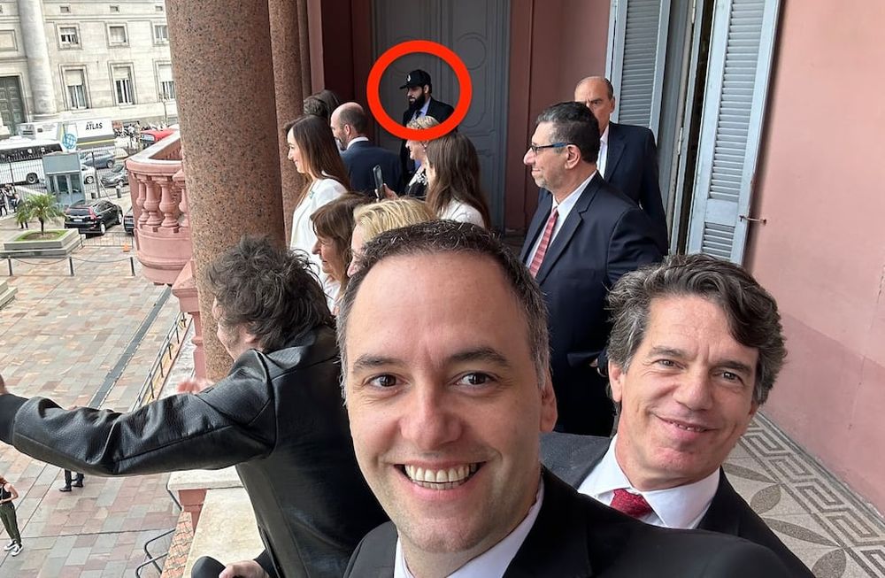 Quién es el intrigante hombre que no se aparta del lado de Javier Milei