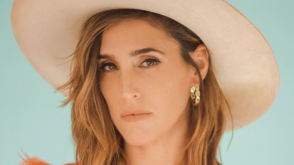 Soledad Pastorutti se despidió del verano con una foto en bikini y completamente al natural