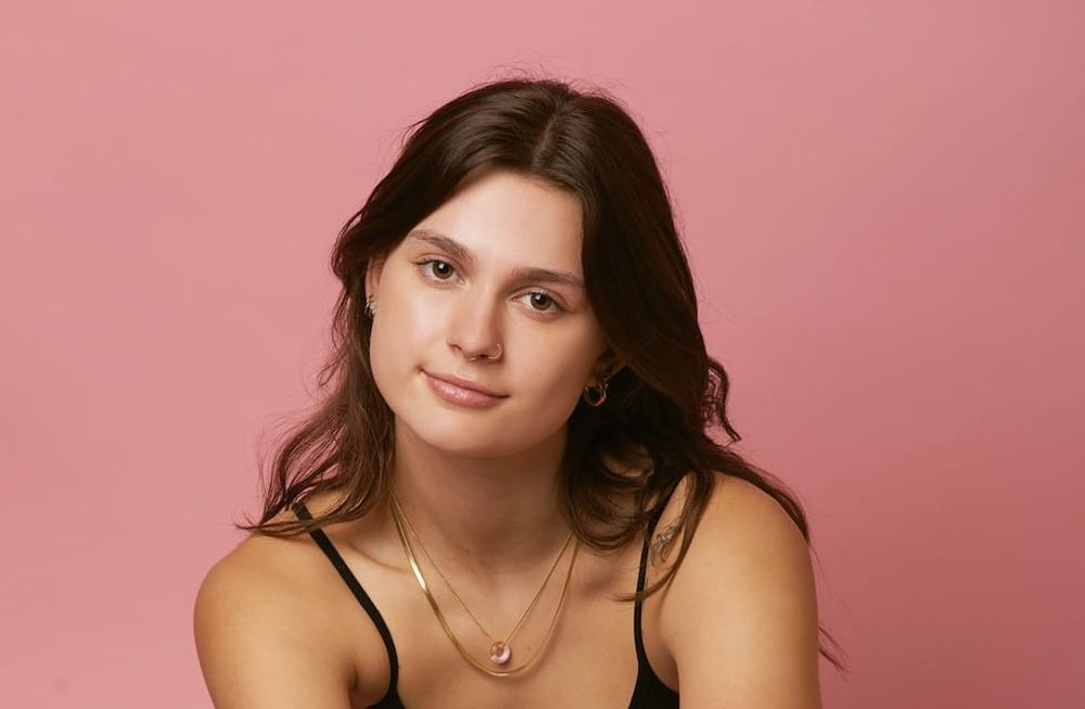 Quién es Victoria Resco, la joven escritora que arrasa en TikTok y ...