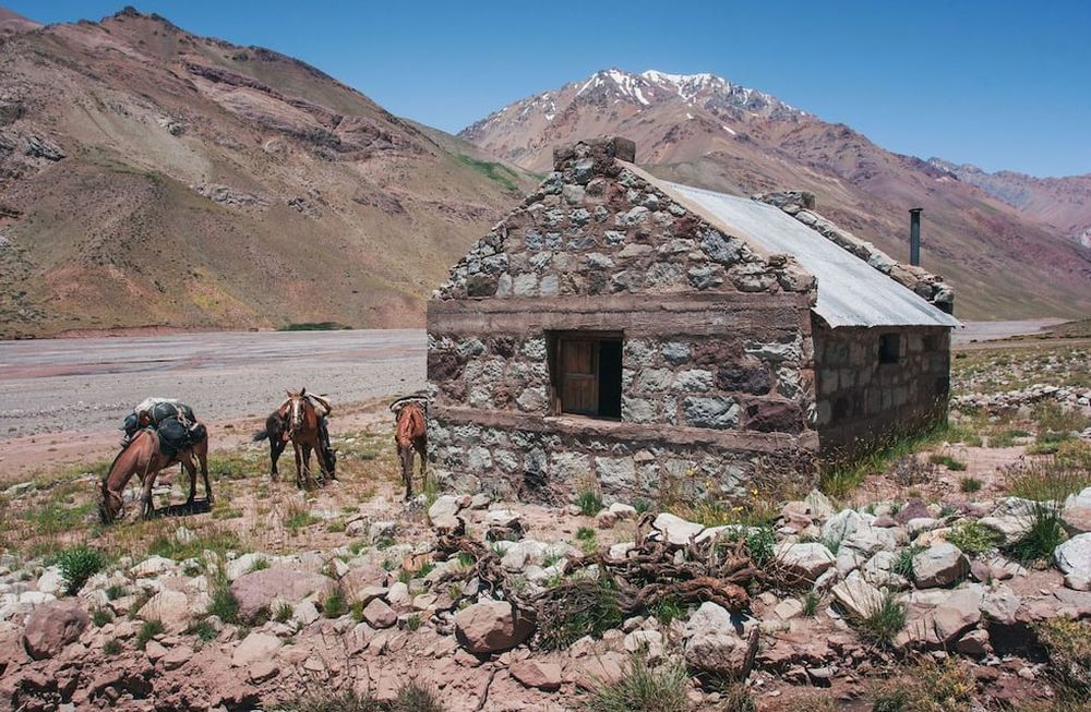 Un plan para recuperar los refugios del río Tupungato