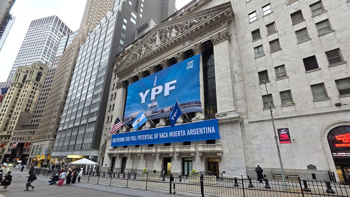 YPF: la Justicia de EE.UU. ordenó entregar a fondos extranjeros el 51% de las acciones