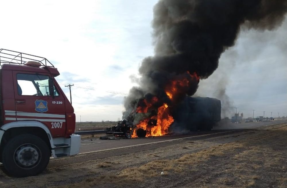 Dos camiones chocaron en Santa Rosa y desataron un feroz incendio sobre ...