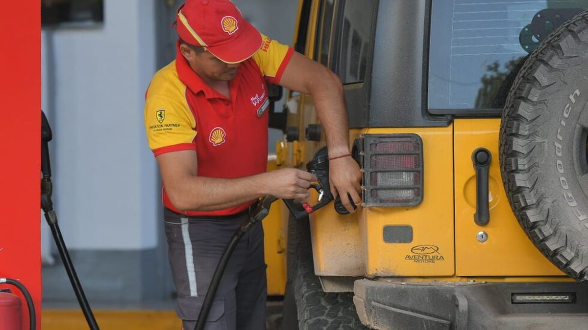 Shell y Axion aumentaron hasta 27% los precios de los combustibles: en cuánto quedaron