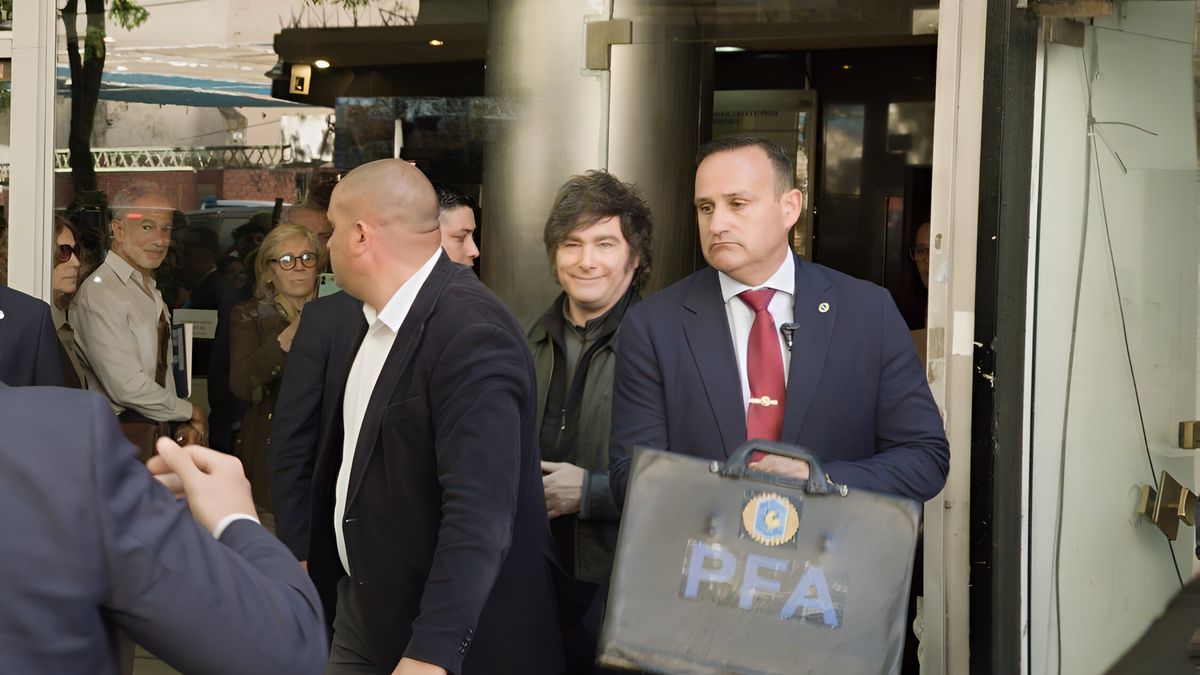 Abuchearon a Javier Milei en el microcentro porteño y debió retirarse ...