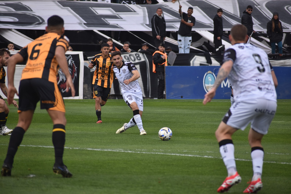 Primera Nacional: Gimnasia volvió a festejar en casa y se subió a la cima