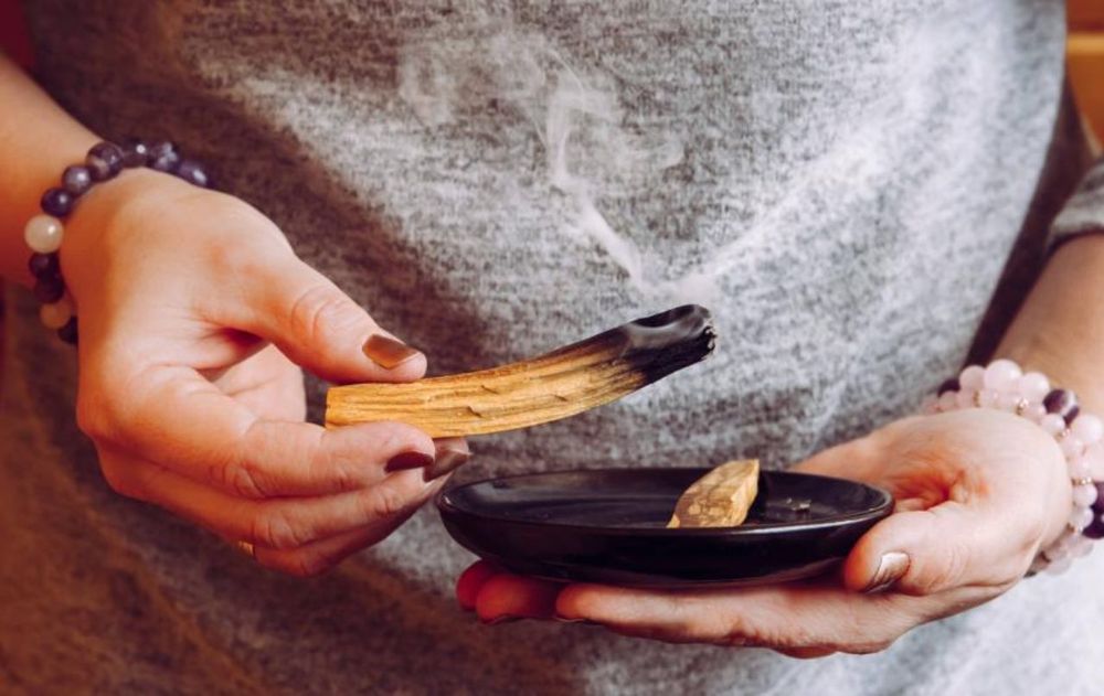 Feng Shui en octubre: qué días debe prenderse palo santo para atraer prosperidad