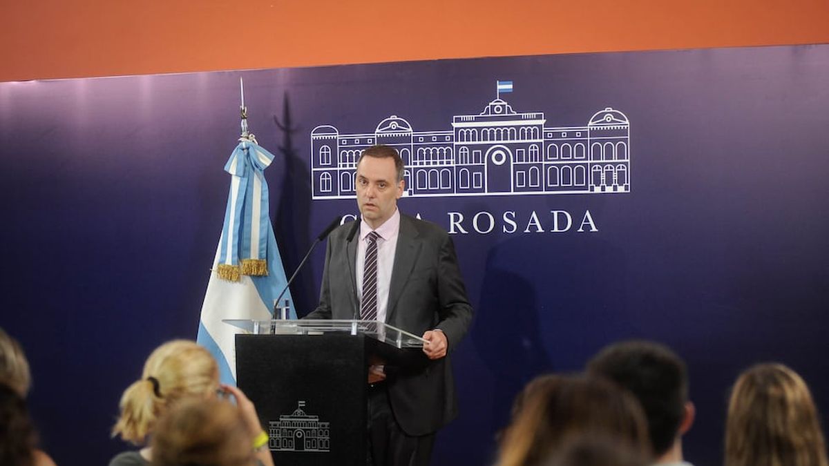 El vocero presidencial Manuel Adorni anunció recortes “de privilegios ...