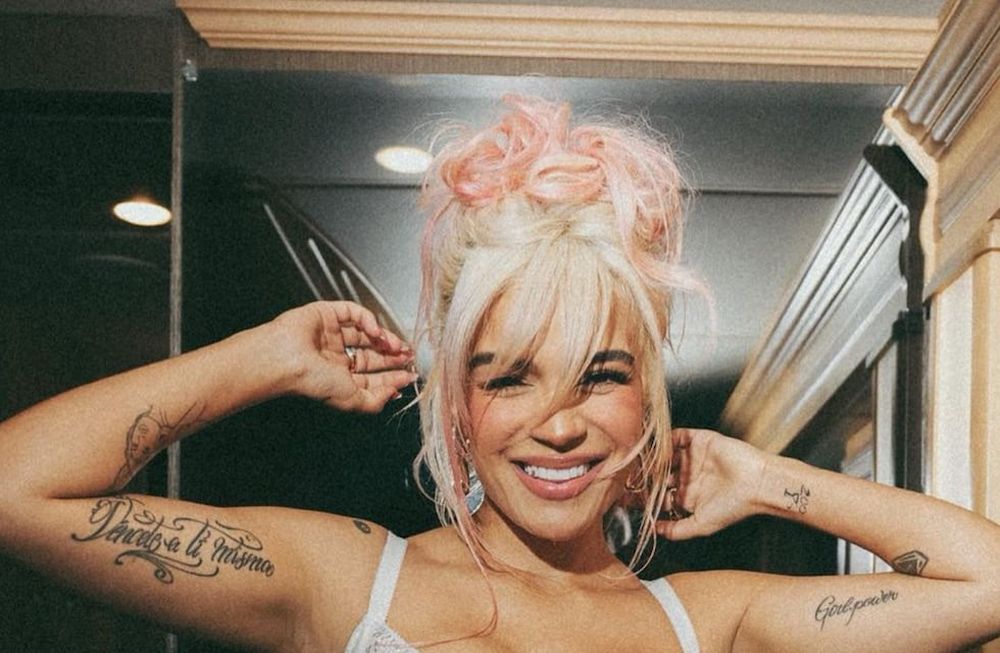 Karol G se muestra con un escotazo en un look total white único