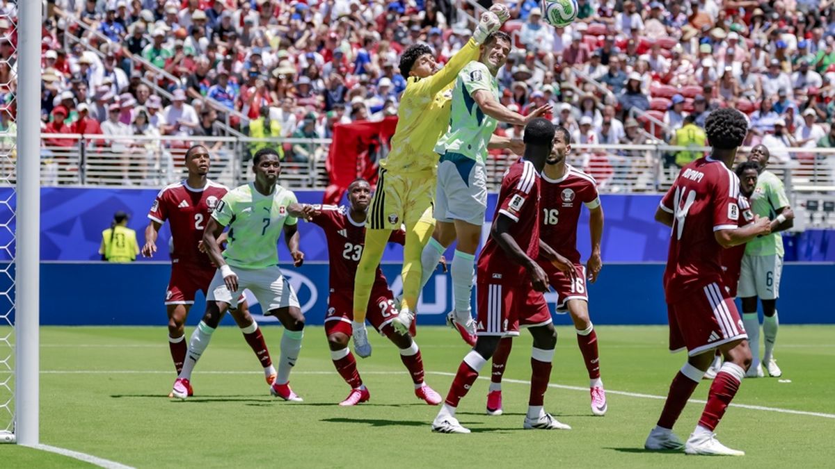 Una de las primera polémicas se sucitó en el partido Qatar vs. Suiza