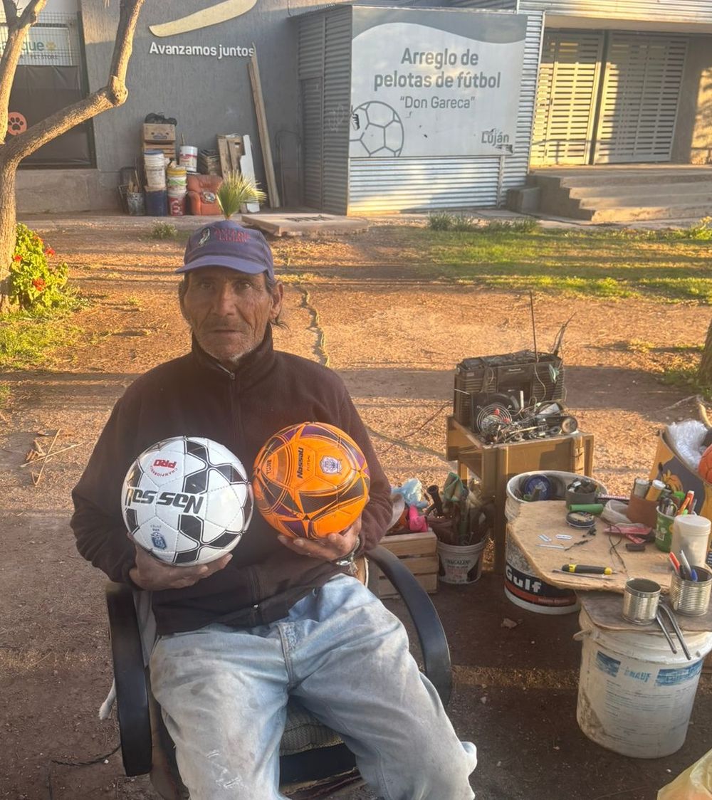 Gareca, el cirujano callejero del fulbo que arregla pelotas hace 30 ...