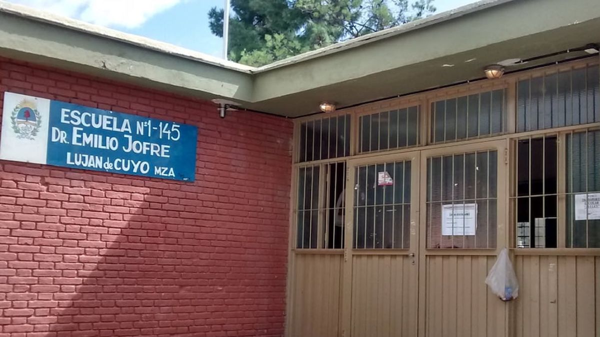 Más de un centenar de alumnos se intoxicaron y suspendieron las clases ...
