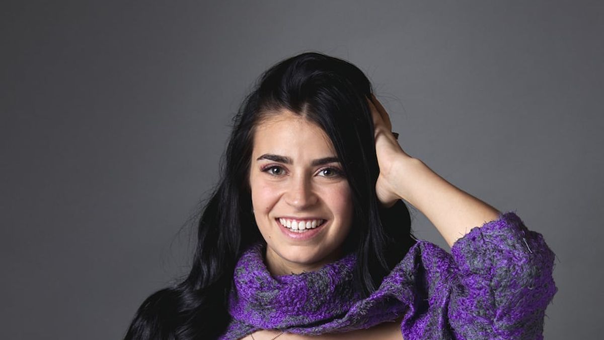 Reina de Tupungato. Escucha a Miley Cyrus, ama su terruño y quiere ser ...