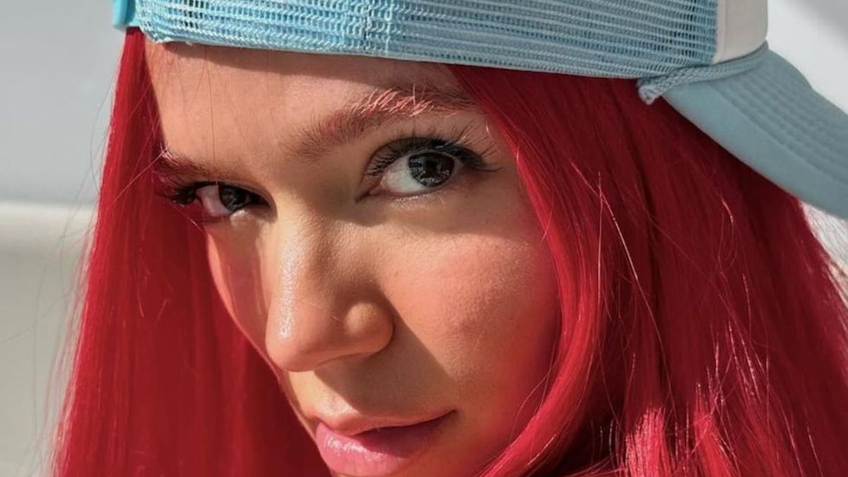 Karol G festejó su cumpleaños con un posteo muy sugerente en el que posó con una bikini verde ...