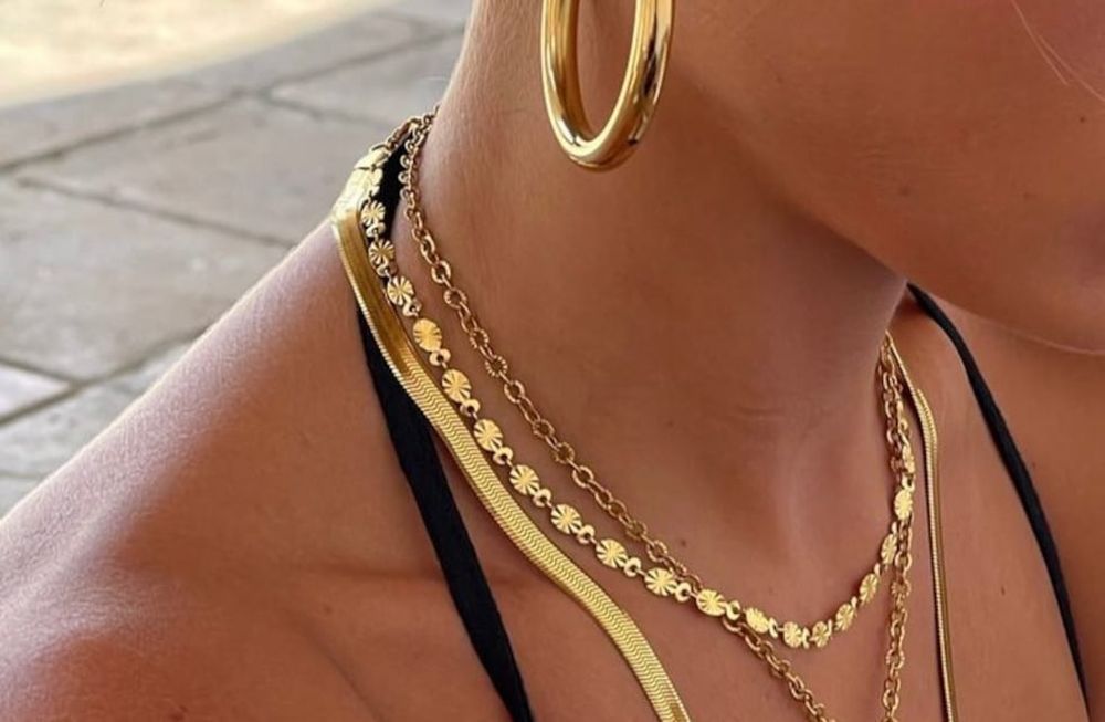 Layering: la forma ideal de usar collares para que eleven tus outfits