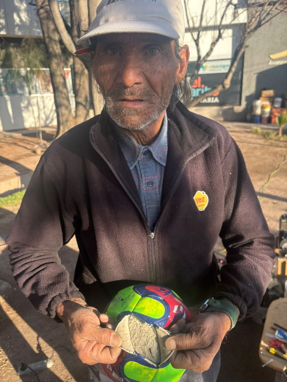 Gareca, el cirujano callejero del fulbo que arregla pelotas hace 30 ...