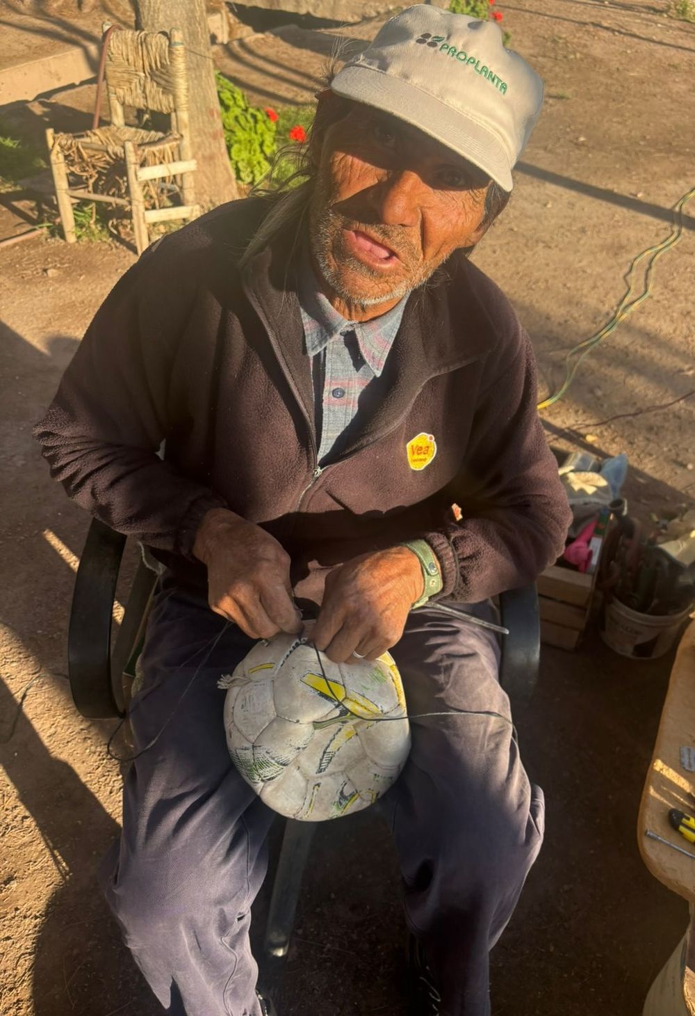 Gareca, el cirujano callejero del fulbo que arregla pelotas hace 30 ...