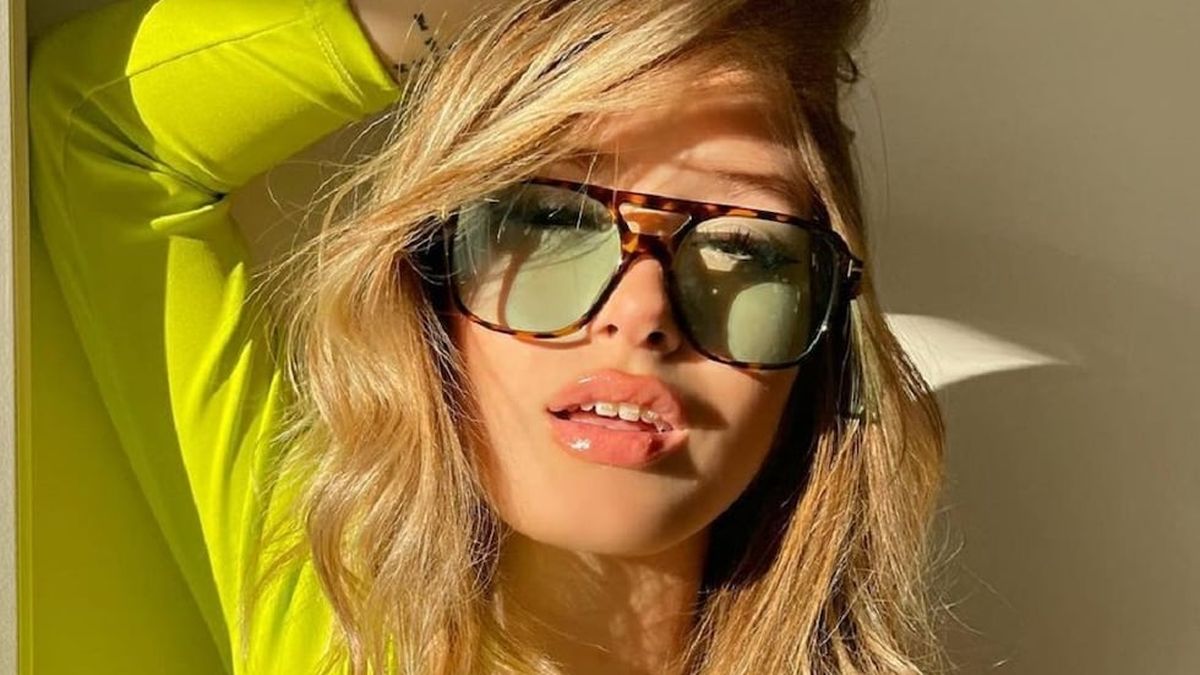 Julieta Poggio posó con un corset y una minifalda desbloqueando un ...