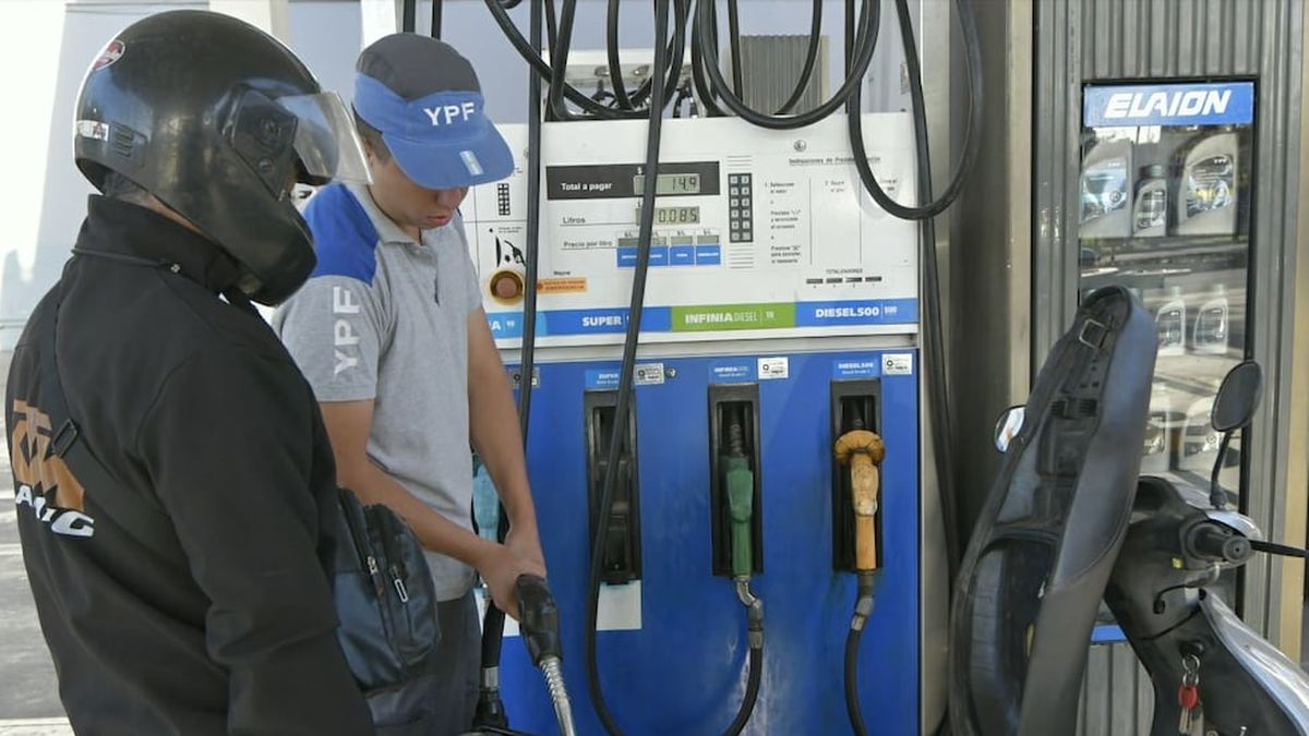 Cómo acceder a los descuentos de YPF, Axion y Shell para cargar combustible y qué días