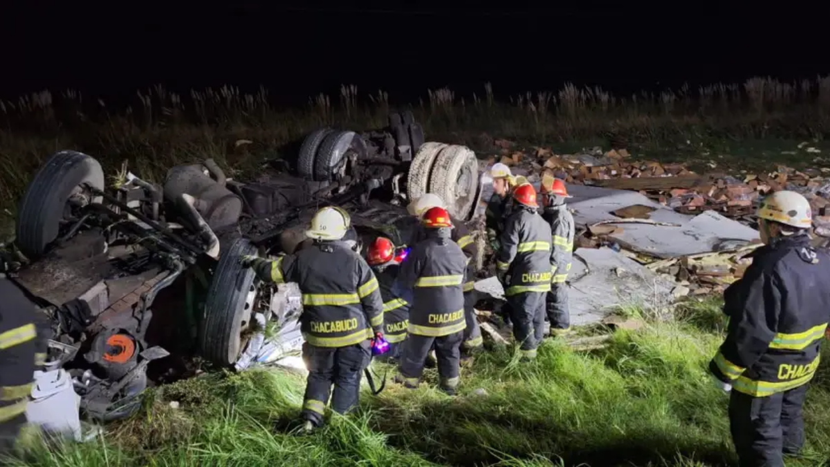Un camionero mendocino falleció tras volcar en Buenos Aires