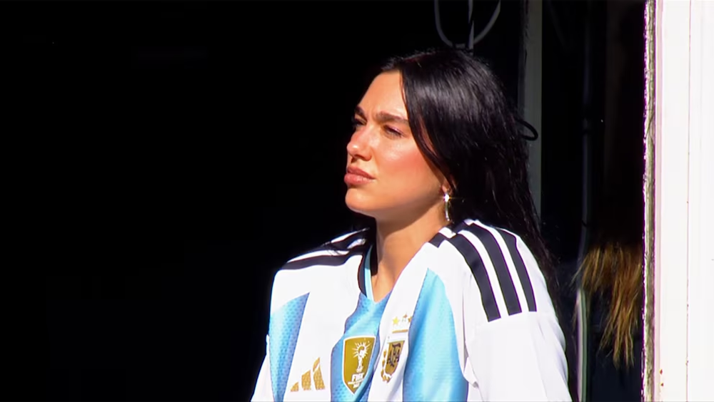 Dua Lipa con la camiseta de la Selección vivió el Superclásico en La ...
