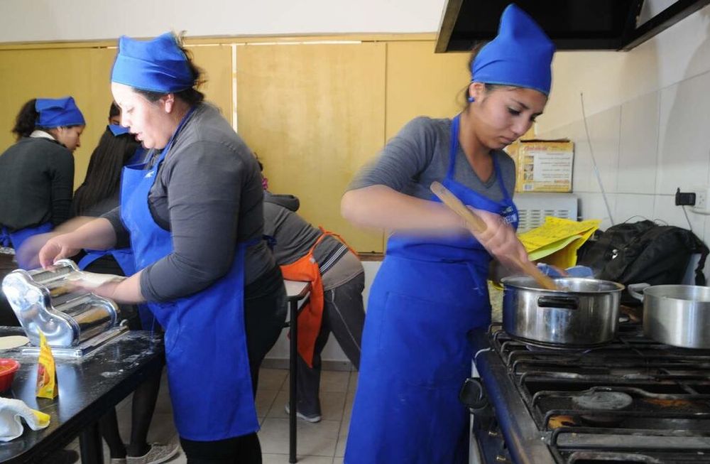 Jóvenes que aprenden el arte de la cocina para ganarse la vida