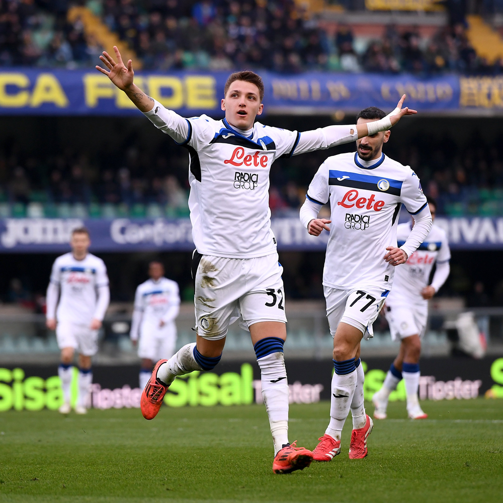 Mateo Retegui seguido de cerca por un gigante de la Serie A