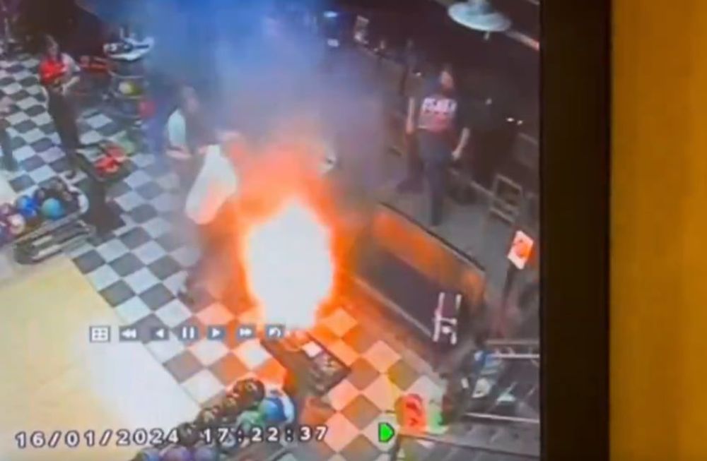 Un streamer grabó el momento exacto en que su mochila “explotó” con ...