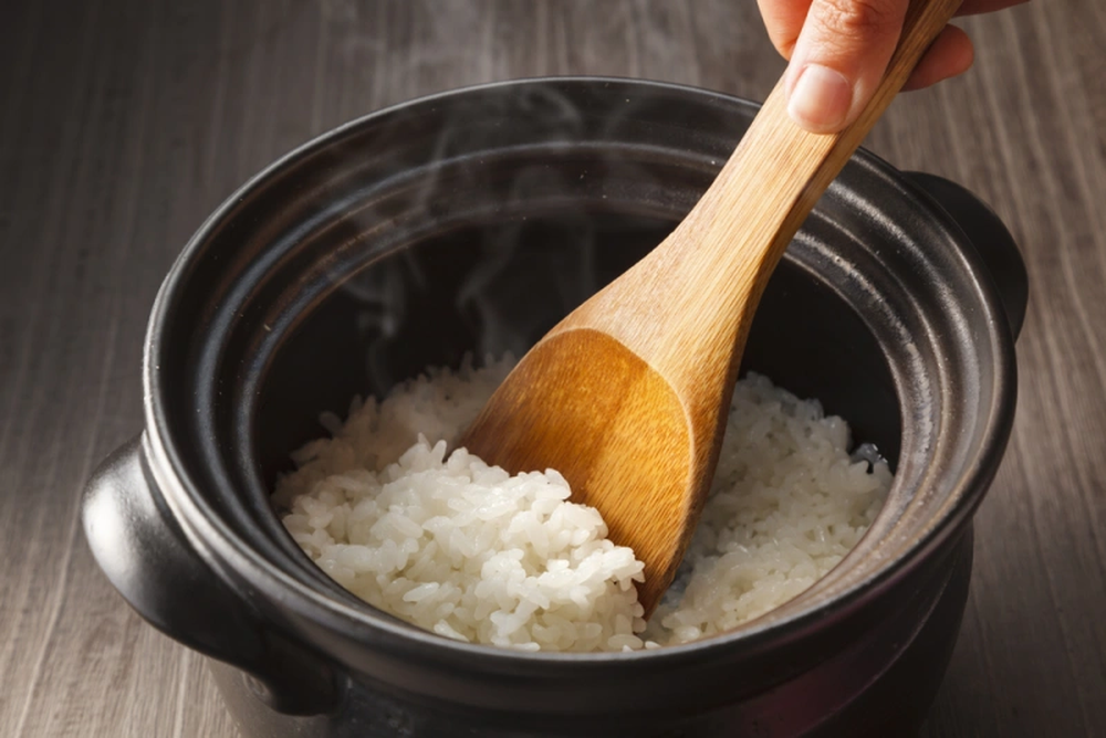 Cocinar el arroz con caldo en vez de agua: el truco de los grandes ...