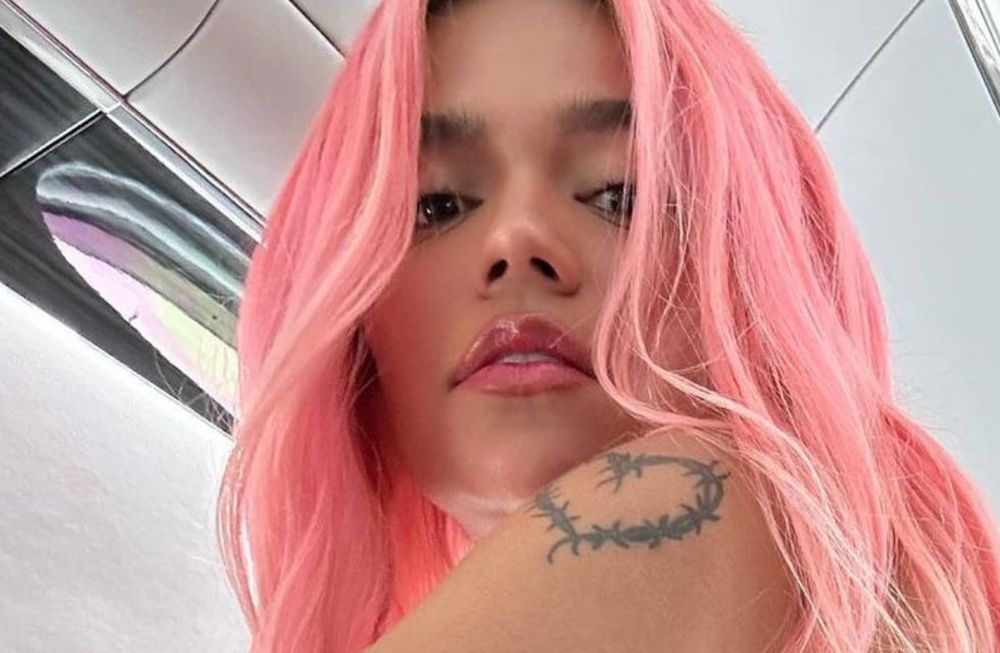 Karol G modeló para mostrar su particular peinado y con diferentes ...