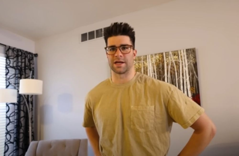 Un youtuber cumplió el reto de pasar un mes sin sentarse: esta fue su ...