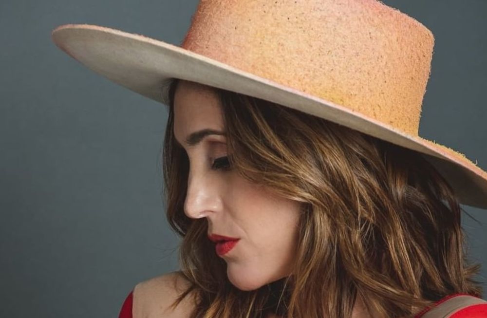 Soledad Pastorutti presumió su delantera al juntar los brazos con un ...