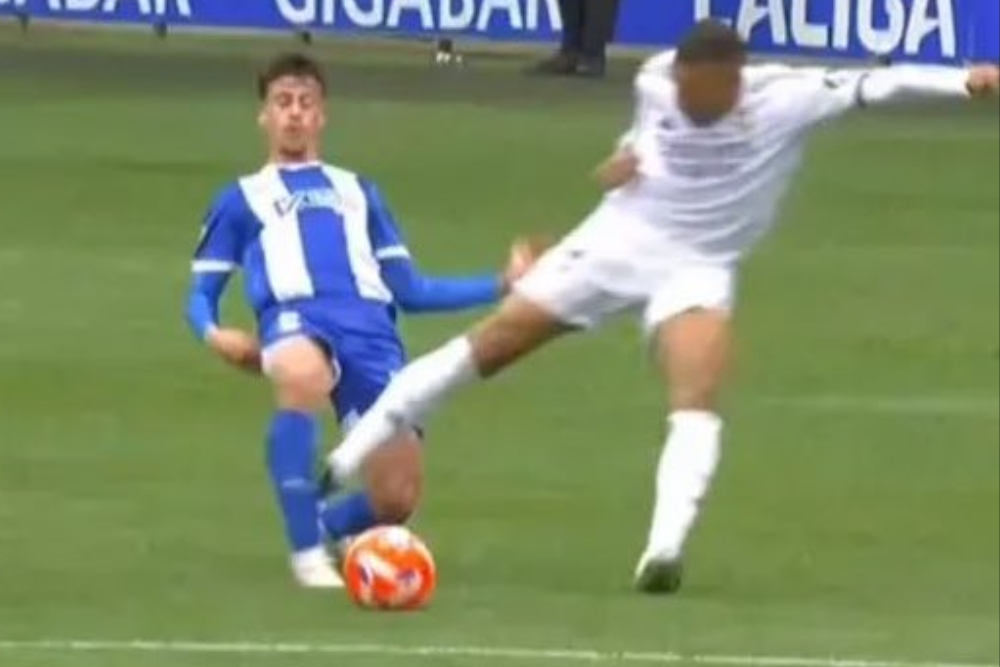 Así fue la criminal patada de Kylian Mbappé que le costó la expulsión ...