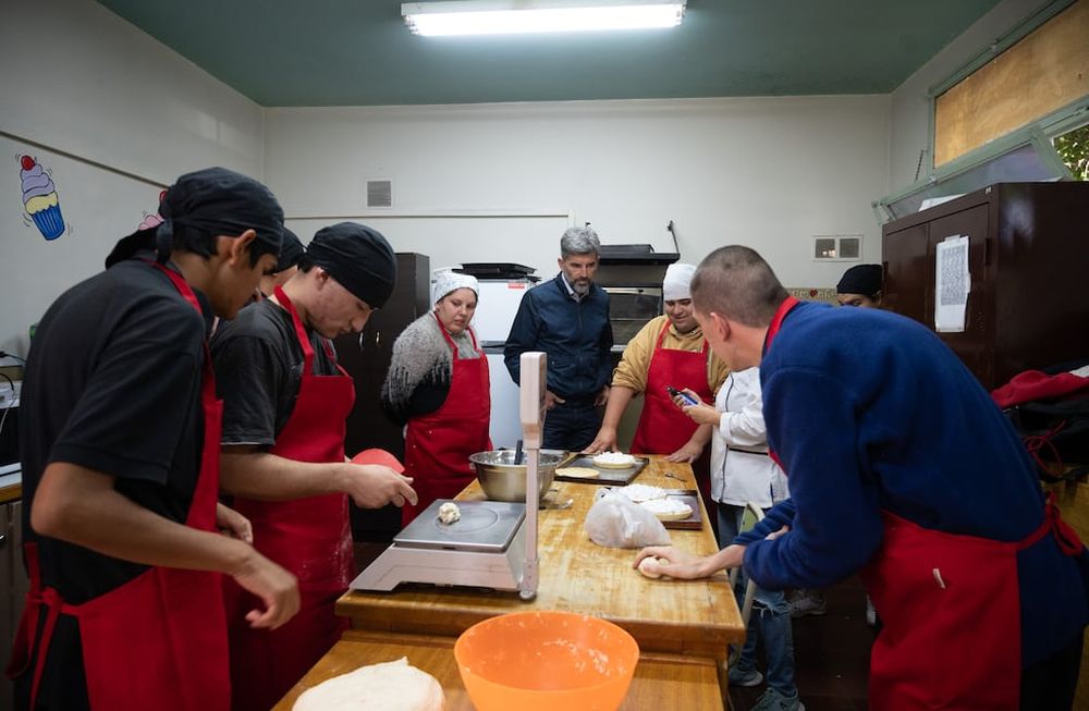 El intendente visitó a chicos y chicas de la Escuela de Educación ...