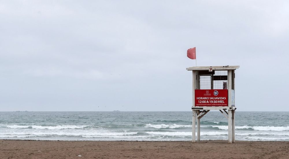 Bandera roja: la prohibición que los argentinos ignoran en las playas ...