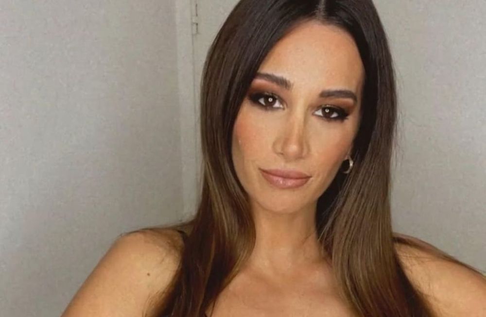 Estefi Berardi lució sus curvas con una bikini desde el capó de un ...