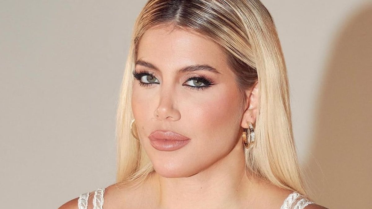 Wanda Nara posó en lencería animal print relajada desde su cama