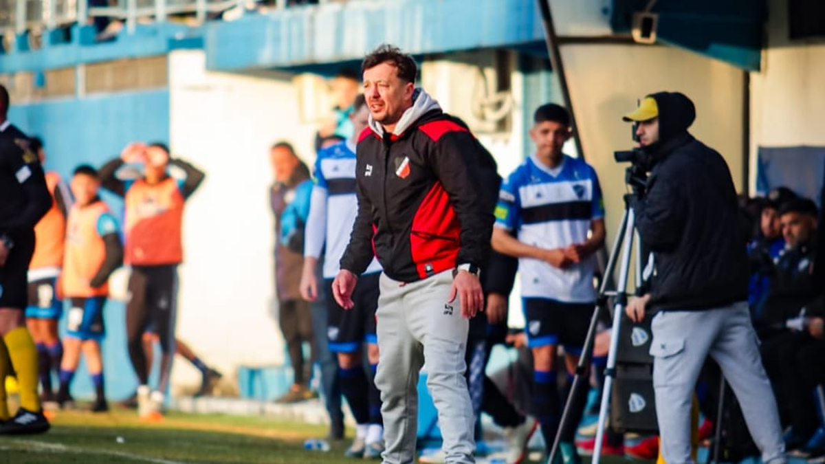 El técnico de Deportivo Maipú, Alexis Matteo:El equipo juega con el ...