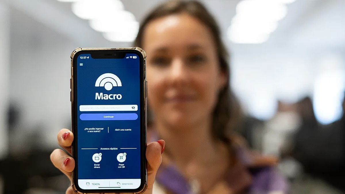 Banco Macro habilita la compra de dólares desde este lunes tras el fin del cepo cambiario