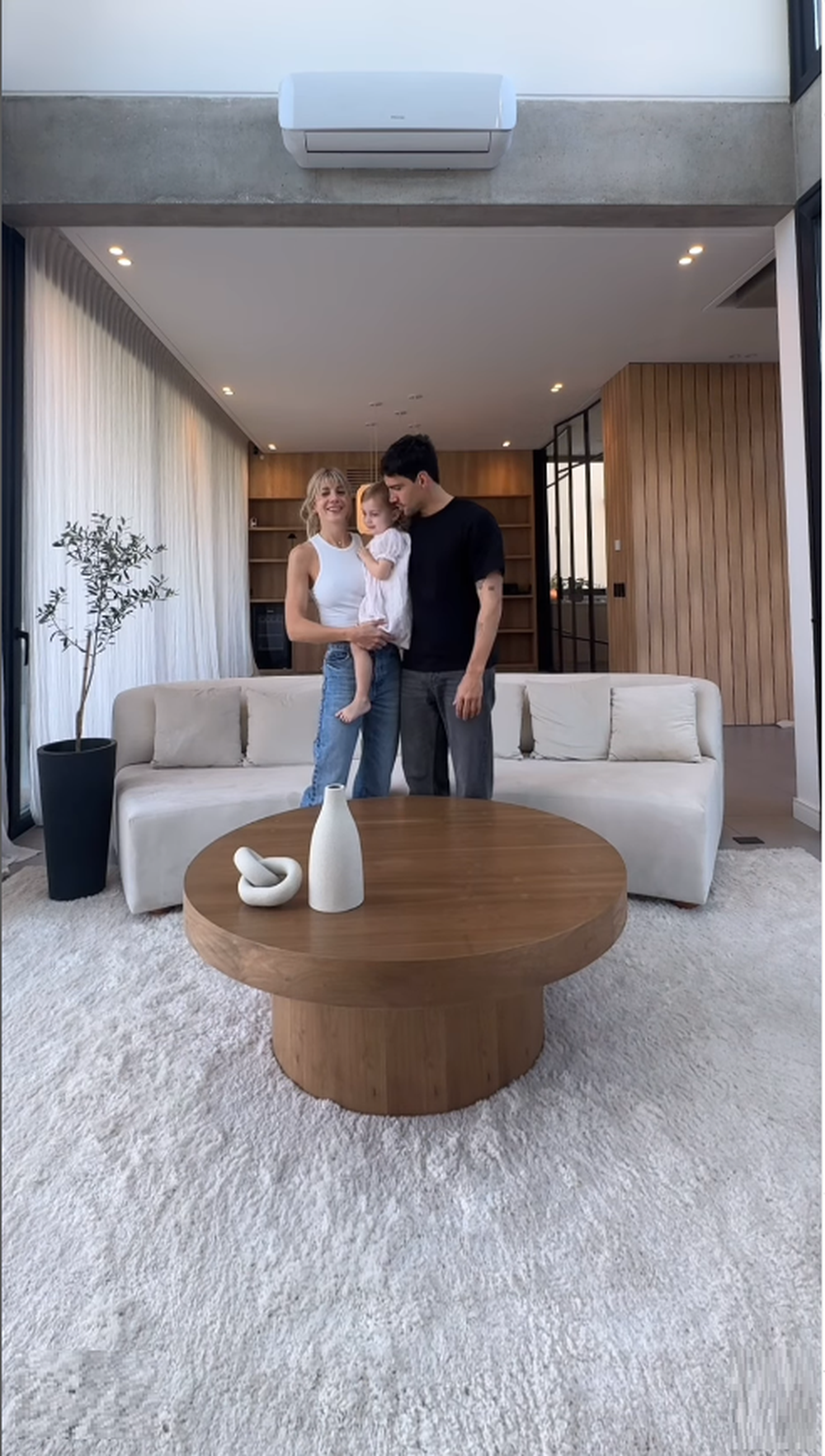 Cande Ruggeri mostró cómo quedó el living de su casa: detalles en beige ...