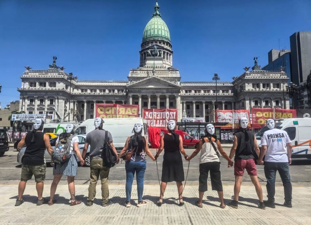 En fotos: Nancy Pazos se encadenó y amordazó frente al Congreso contra ...