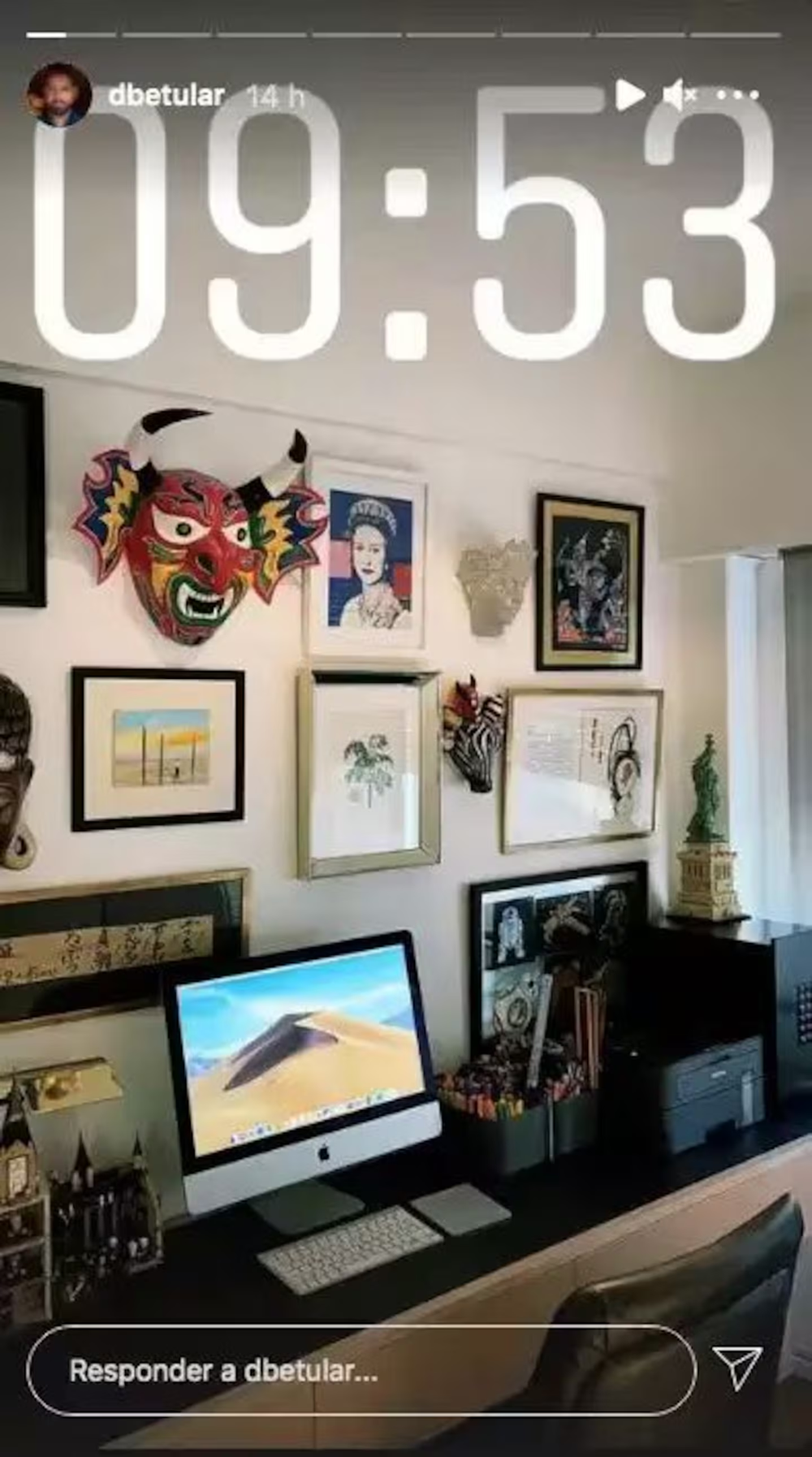 Así es la casa de Damián Betular: un refugio minimalista con una colección asombrosa