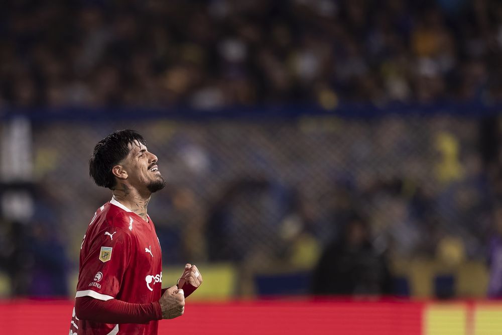 Kevin Lomónaco, el defensor de Independiente, que es seguido por Lionel ...