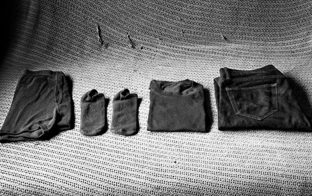 No lo sabías: cómo mantener la ropa oscura como nueva con estos dos ...