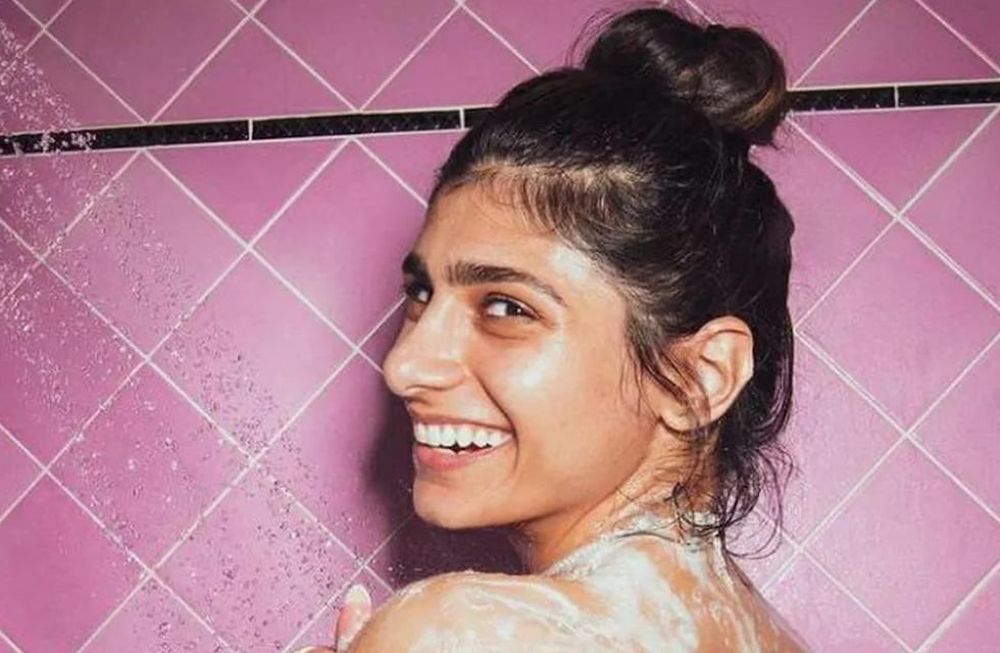 Mia Khalifa se probó todo tipo de bikinis y sus famosas curvas ...