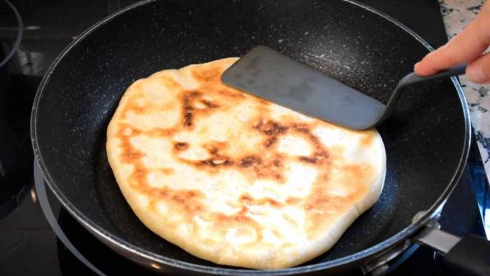 Pan plano de sartén sin horno: se hace en 10 minutos y lleva solo 3 ...